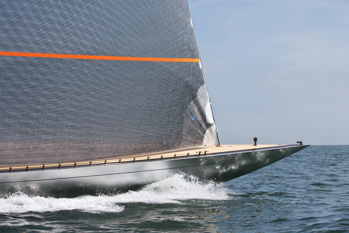 Firefly: 115 ft Daysailer with full standing headroom